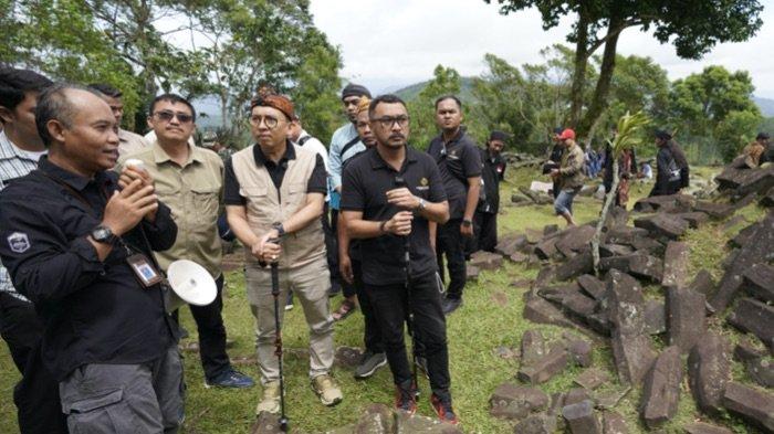 Menteri dan Wakil Menteri Kebudayaan Kunjungi Situs Megalitik Tertua di ...