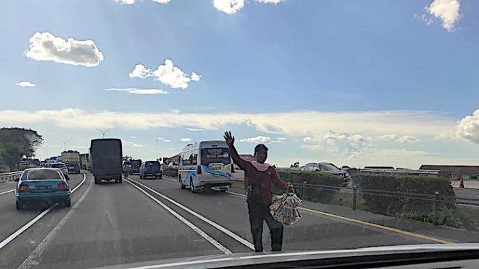 Fenomena Pedagang Asongan Jualan di Jalan Tol di Musim Mudik Lebaran ...