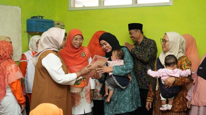 Bagikan Buku di Bandung, Istri Anies Tegaskan Anies-Muhaimin Ingin ... Bagikan Buku di Bandung, Istri Anies Tegaskan Anies-Muhaimin Ingin ...