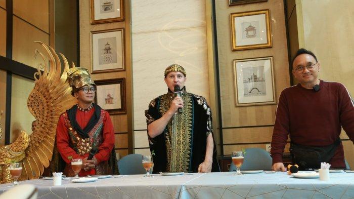 Hadirkan Unsur Nusantara, Ada Pertunjukan Akrobatik Flying Trapeze di ...