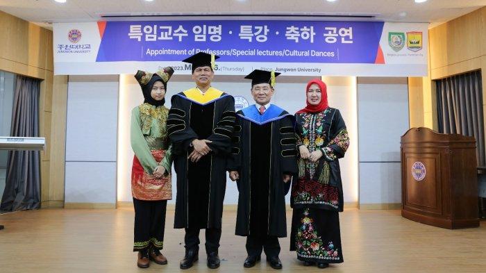 Wali Kota Pariaman Dianugerahi Gelar Kehormatan Profesor dari Jungwoon ... Wali Kota Pariaman Dianugerahi Gelar Kehormatan Profesor dari Jungwoon ...