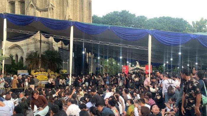 Dipenuhi Umat, Gereja Katedral Jakarta Gelar Misa Requiem untuk Mendoakan Arwah Paus Fransiskus ...