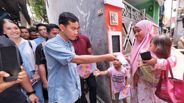 Gibran Blusukan di Gang-gang Sempit Warakas, Didoakan hingga Bagikan Susu - Halaman all ...