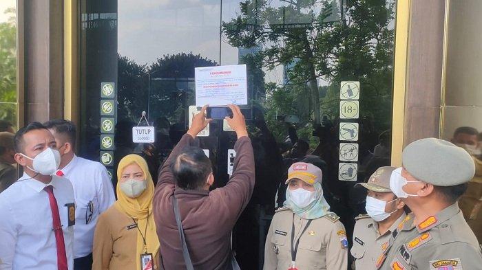 Holywings Senayan Park Resmi Ditutup Dipimpin Kasatpol PP Jakarta Pusat ...