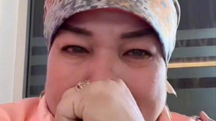 Ibu Fuji An Menangis di Live Tiktok Usai Dihujat Netizen Soal Kematian ...