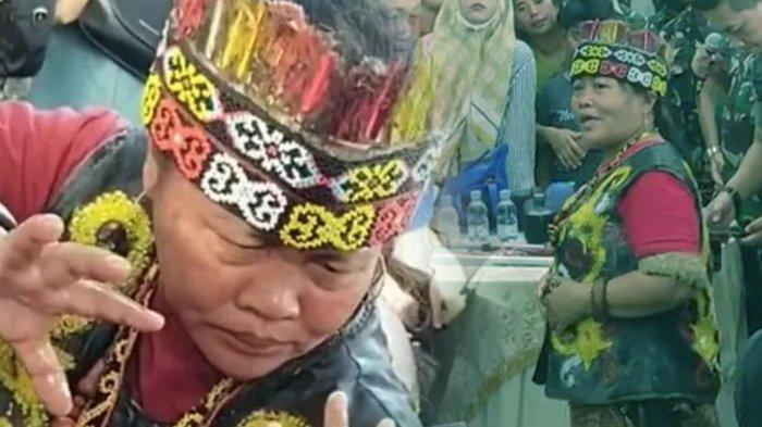 Tawa Moeldoko Kala Saksikan Ida Dayak Berjoget - Wartakotalive.com