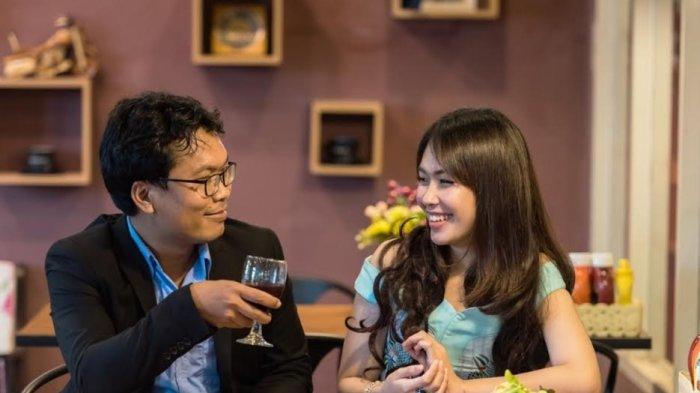 7 Tanda Bahasa Tubuh Seseorang Tertarik pada Anda, Gugup Bisa Jadi ...