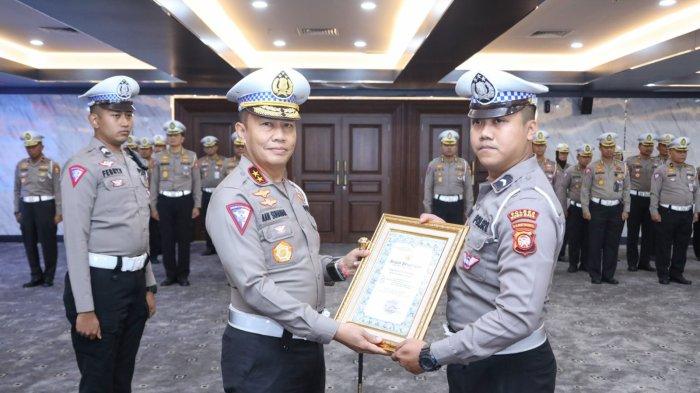 Aksi Heroiknya Ganjal Bus Pakai Motor Pribadi Viral, Bripda Novandro ...