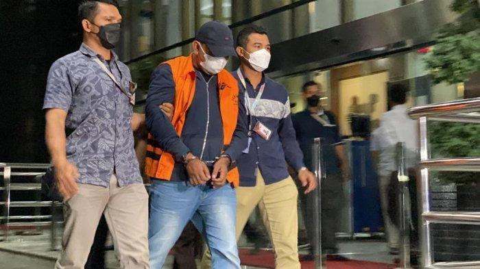 Sempat Buron, Eks Panglima GAM Izil Azhar Tiba di KPK dengan Tangan ...