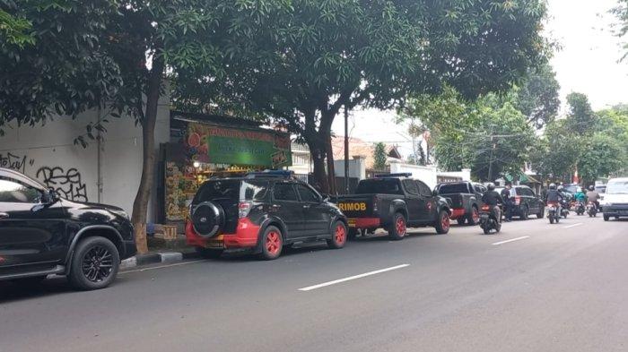 Jelang Rekonstruksi Besok, Mobil Brimob Berjejer di Komplek Rumah Dinas ...