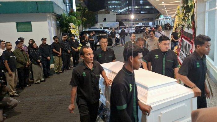 Kedatangan Jenazah Ricky Siahaan di Jakarta Diwarnai Tangisan Personel ...