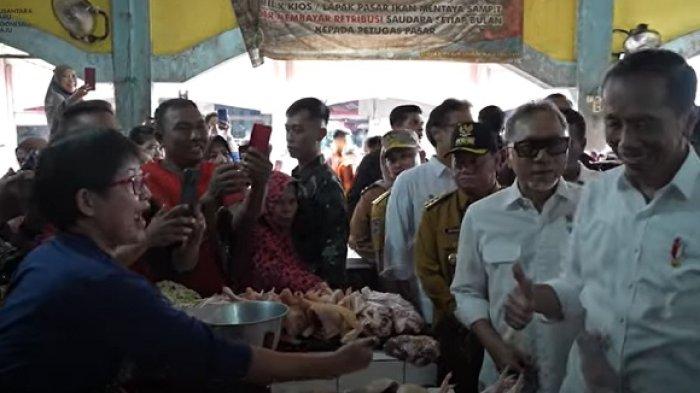 Momen Jokowi Blusukan Cek Harga Sembako di Kalimantan Tengah, Begini Reaksinya! - Wartakotalive.com