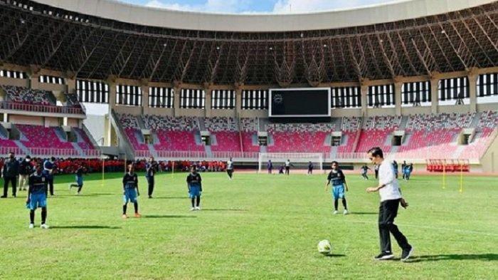 Tinjau Stadion Lukas Enembe, Jokowi Gocek Bola Bareng Anak-anak Papua ...