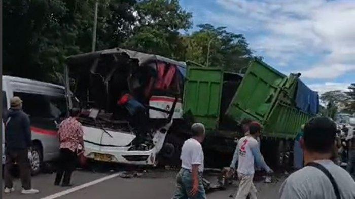 Kembali Terjadi Kecelakaan di Km 80 Tol Cipularang, Mobil Terjepit Truk ... Kembali Terjadi Kecelakaan di Km 80 Tol Cipularang, Mobil Terjepit Truk ...