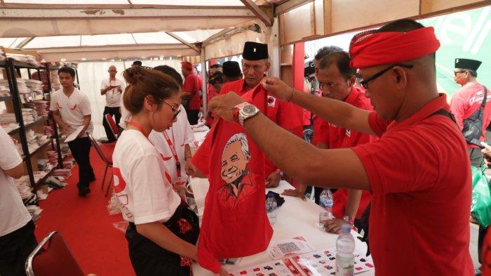 Peserta Bulan Bung Karno 2023 Borong Atribut PDIP Dagangan RedMe di ...