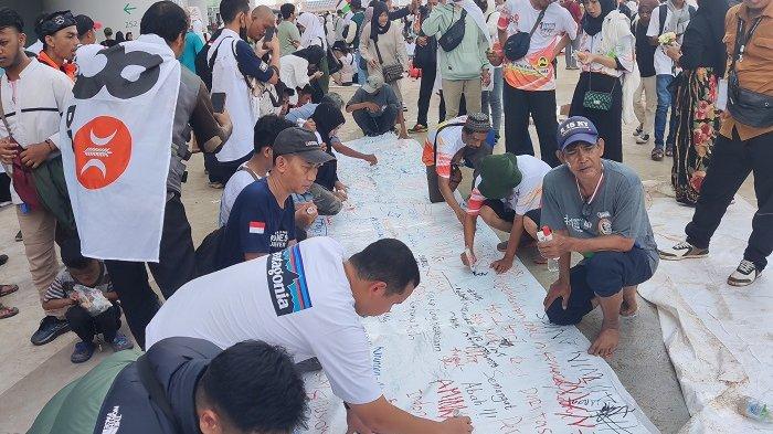 Ramai Pendukung Tulis Harapan di Karung Putih, Relawan: Anies Tidak Sendiri - Wartakotalive.com