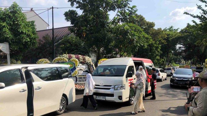 Menteri Era Soeharto Kuntoro Mangkusubroto Wafat, Keluarga dan Pelayat ...