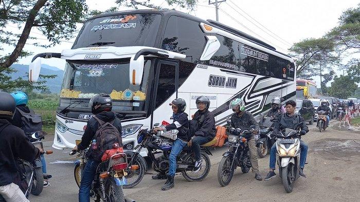 Macet Panjang Terjadi di Jalur Alternatif Pejagan-Prupuk Sekitar 300 ...