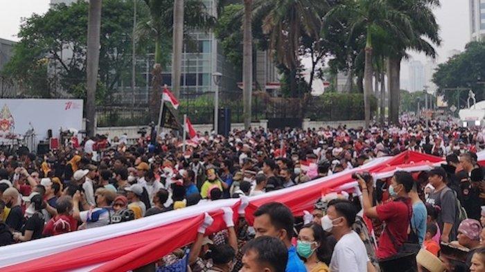Warga di Car Free Day Rela Berdesakkan Demi Lihat Bendera Merah Putih ...