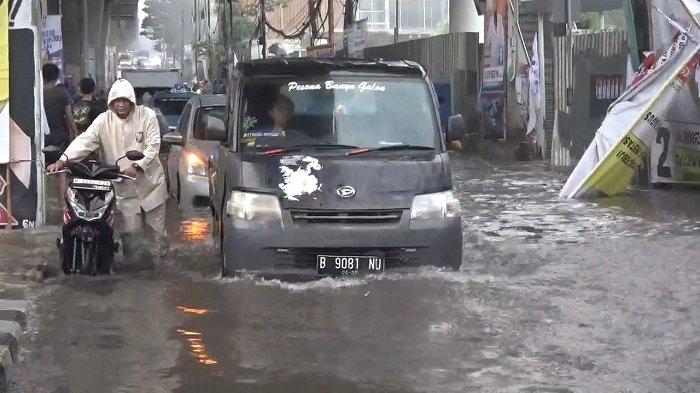 BREAKING NEWS: Lima Ruas Jalan Jakarta Terendam Banjir Akibat Hujan - Wartakotalive.com