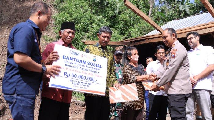 Korban Tanah Longsor Terima Bantuan Uang Tunai dari Polres Ngawi - Wartakotalive.com