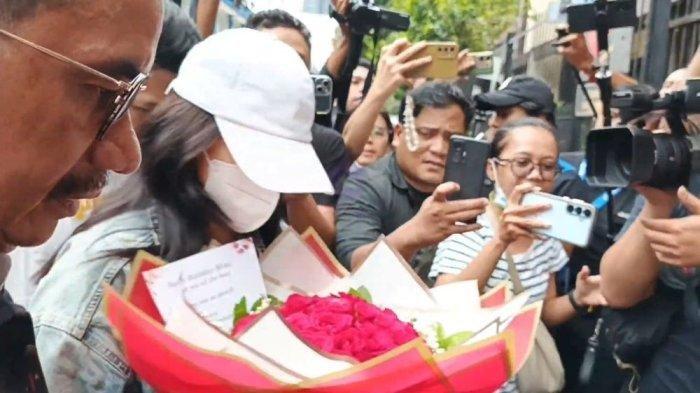 Suasana Haru Saat Putri dan Putra Nikita Mirzani Menjenguk di Rutan ...