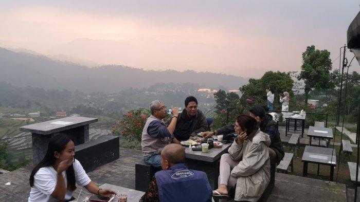 Aruna Coffee Gunung Menir Pamijahan, Tempat Ngopi Hadirkan View Sawah Hingga Pegunungan ...