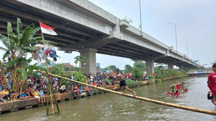 Antusiasnya Peserta Lomba Panjat Pinang di Aliran Kalimalang demi Tas ...