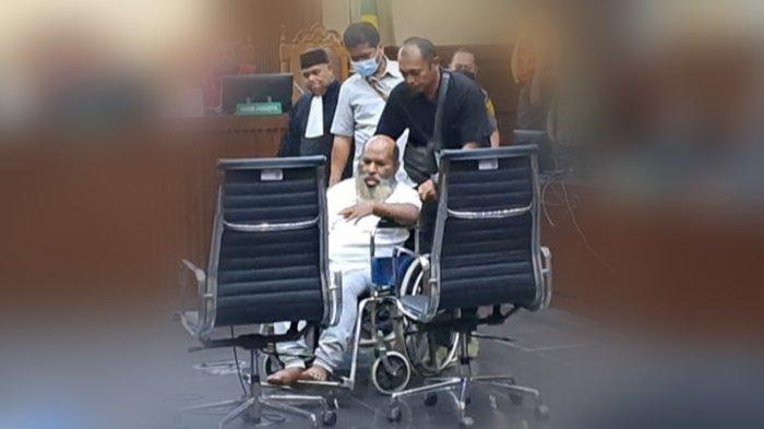 VIDEO Lukas Enembe Jalani Sidang Vonis di Kursi Roda, Hakim Ingatkan ...