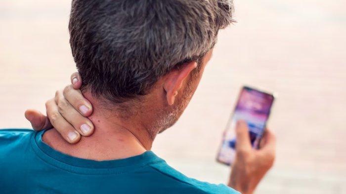 Waspada Keasyikan Main Gadget, Nyeri Tengkuk Bisa jadi Ancaman, Kenali ...