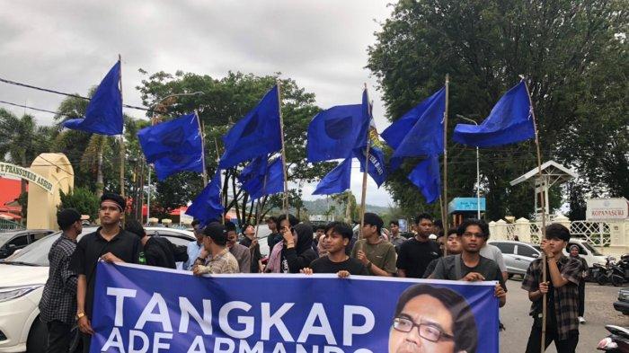 Massa KNPI Demo Polda Sumbar Minta Ade Armando Ditangkap, Polisi Sebut ...