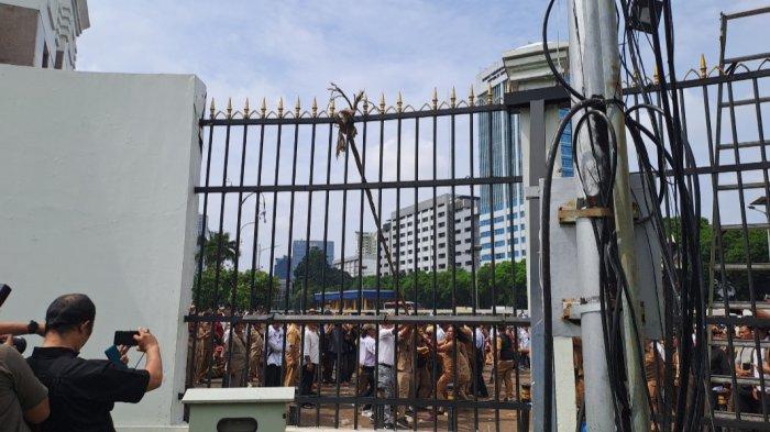 Makin Panas, Massa APDESI Robohkan Pagar DPR Pakai Tambang, Polisi Semprotkan Water Cannon ...