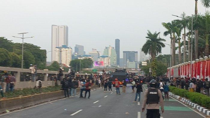 Massa Aksi Demo di Depan Gedung DPR/MPR RI Tutup Jalan Tol Dalam Kota, Polisi Pukul Mundur ...