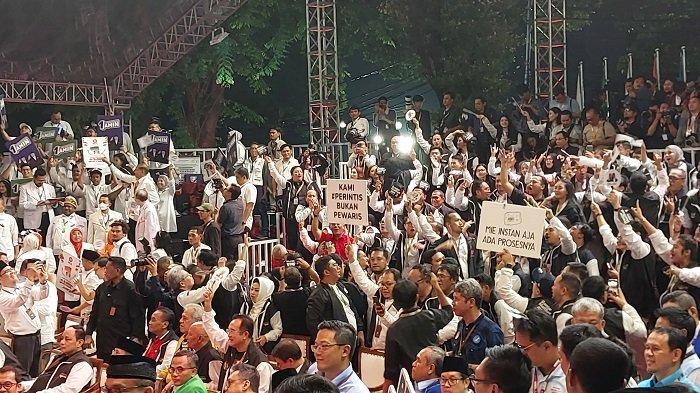 Poster dan Teriakan Sindiran Pendukung Ganjar-Mahfud untuk Gibran: Mie ... Poster dan Teriakan Sindiran Pendukung Ganjar-Mahfud untuk Gibran: Mie ...