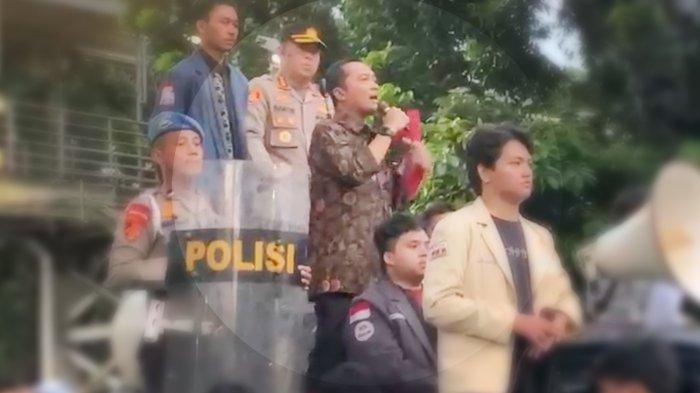VIDEO Mensesneg Prasetyo Hadi Temui Massa Aksi 'Indonesia Gelap' di Patung Kuda - Wartakotalive.com