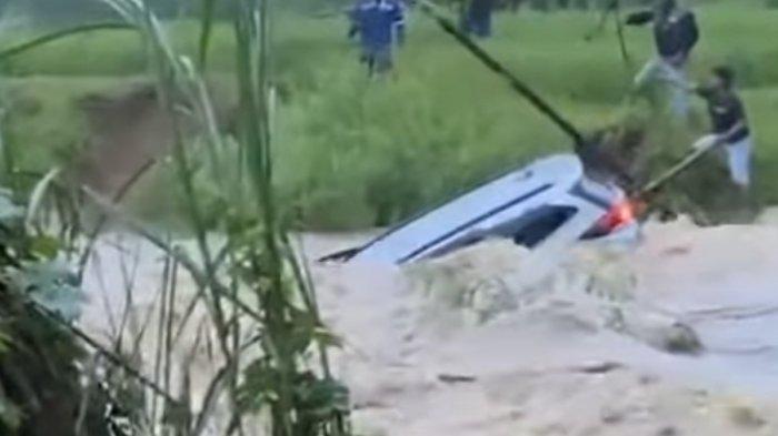 Mobil Terseret Arus Setelah Nekat Menerobos Derasnya Banjir di Bekasi, Begini Kondisi Pengemudi ...