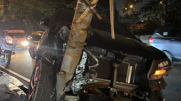 Wanita Pengemudi Minibus Diduga Mengantuk, Hantam Tiang Lampu di Jalan ... Wanita Pengemudi Minibus Diduga Mengantuk, Hantam Tiang Lampu di Jalan ...