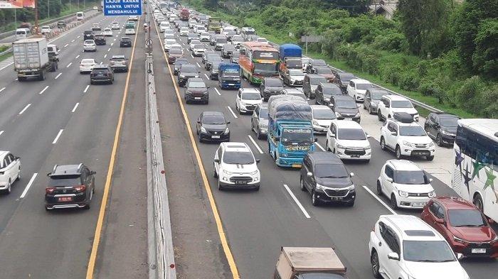 Arus Balik Libur Panjang, Kendaraan di Jalan Tol Japek Karawang Arah Jakarta Padat Merayap ...