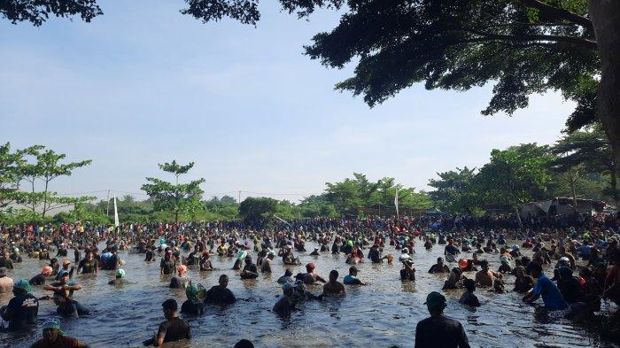 Ribuan Warga Depok Serbu Ngubek Empang di Situ Pengasinan, Ahmad Dahlan ...