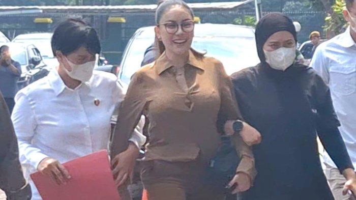 Nikita Mirzani Tetap Curi Perhatian di Film 'Syirik Danyang Laut Selatan', Ini Pujian Sutradara ...