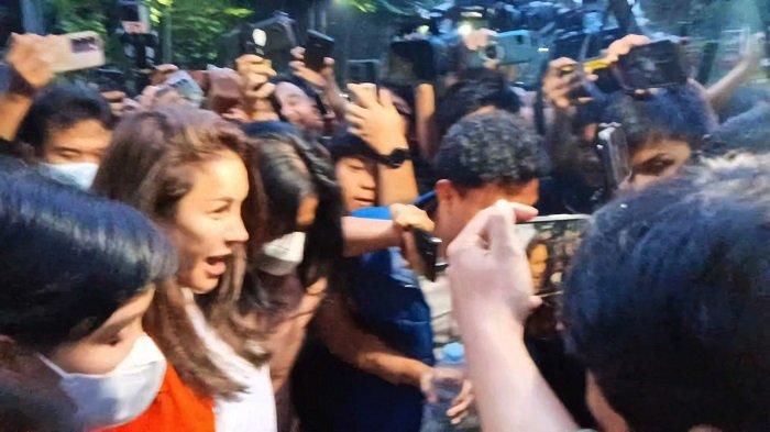 Gunakan Baju Oranye usai Diperiksa sebagai Tersangka, Nikita Mirzani Resmi Ditahan ...