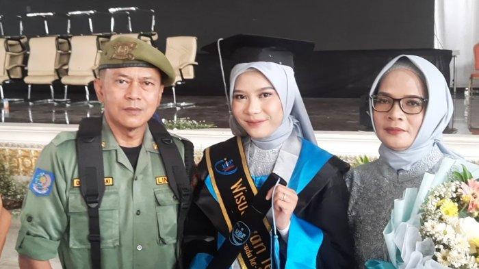 Kisah Nita, Anak Hansip Bergaji Rp 475 Ribu Perbulan, Jadi Wisudawati ...