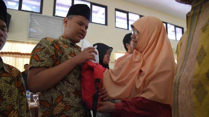 Anggota Komisi VIII DPR RI Nur Azizah Salurkan Bantuan di Yogyakarta Rp ...