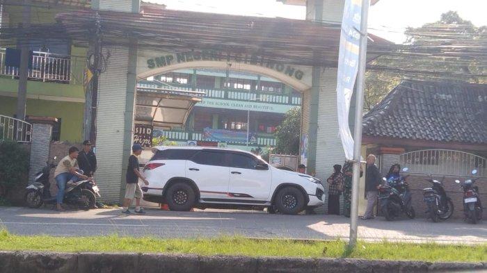 Ortu Parkir Fortuner di Depan Gerbang SMPN 1 Cibinong Anggota Ormas PP, Kecewa Anak Tak Lolos ...
