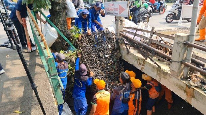 Baju Bekas Sampai Per Kasur Ditemukan Petugas Saat Keruk Sungai di ...