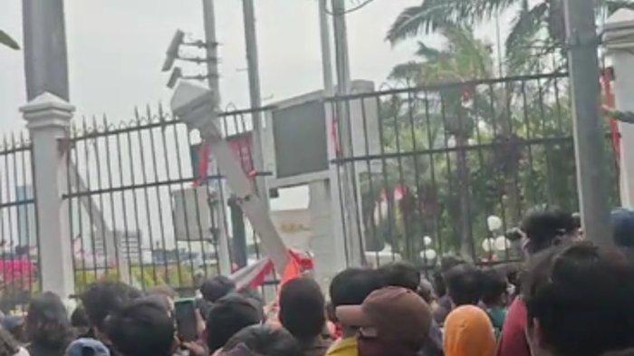 Situasi Terkini Usai Massa Jebol Pagar DPR RI, Belum Berani Geruduk Gedung Kura-kura ...