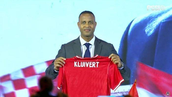 Senyum Lebar Patrick Kluivert Pakai Peci Sambil Pamerkan Jersey Timnas ...