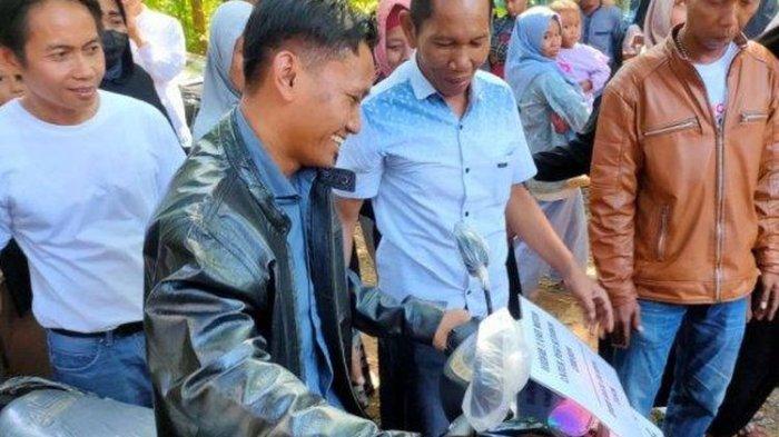 Pegi dapat Hadiah Motor Berplat Nomor Keren P 3333 GI dari Ratu Durian ...
