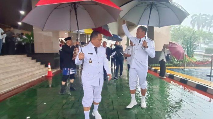 Hujan-hujanan, Munjirin dan Ali Murthadho Berangkat Menuju Pelantikan ...