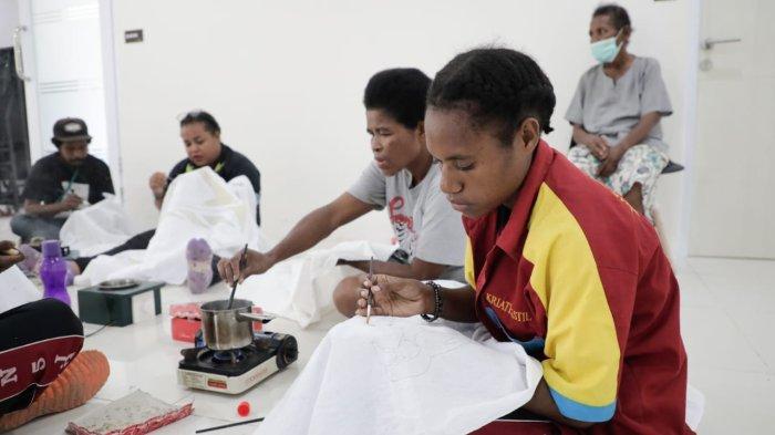 Kaum Muda di Jayapura Berlatih Membatik Motif Khas Papua di PYCH ...